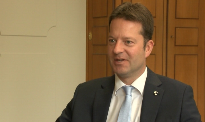 Philipp Hahn berichtet von seinem ersten Jahr offiziell im Amt | RTF.1