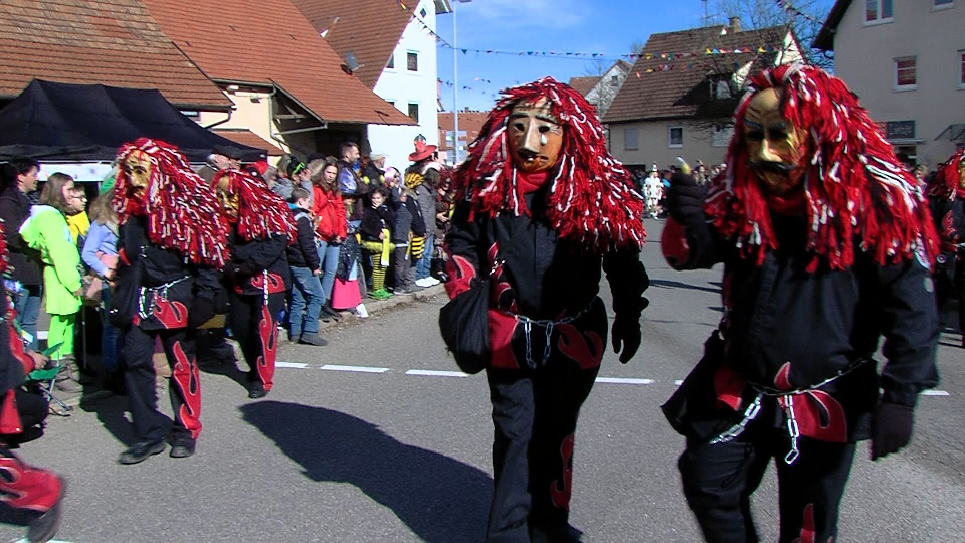 Bunte Narren und Sonne beim Fasnetsumzug | RTF.1