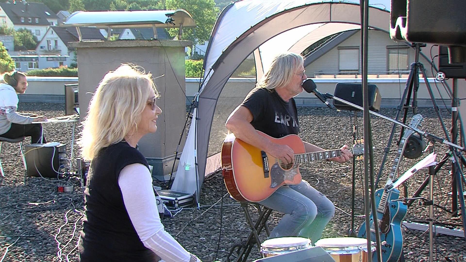 Wie die Beatles - Rooftop-Konzert von Acoustic Storm und Misha Singer ...